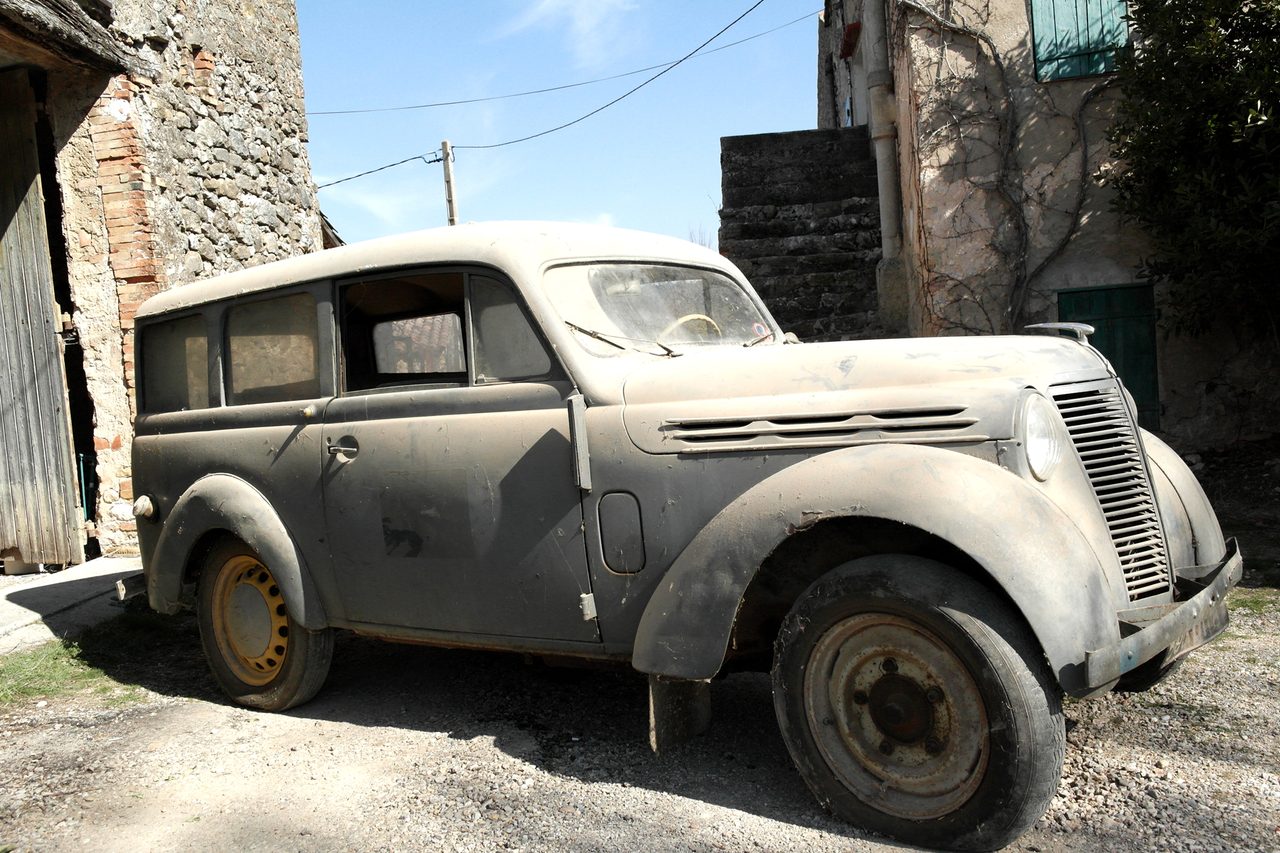 Présentée en 1934, la Juvaquatre est un petit coach populaire à deux ...